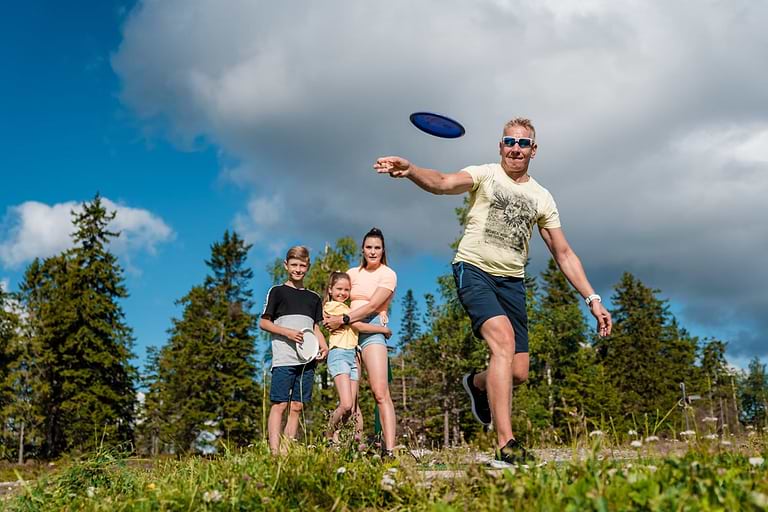 How Many Types of Disc Golf Throws Are There?