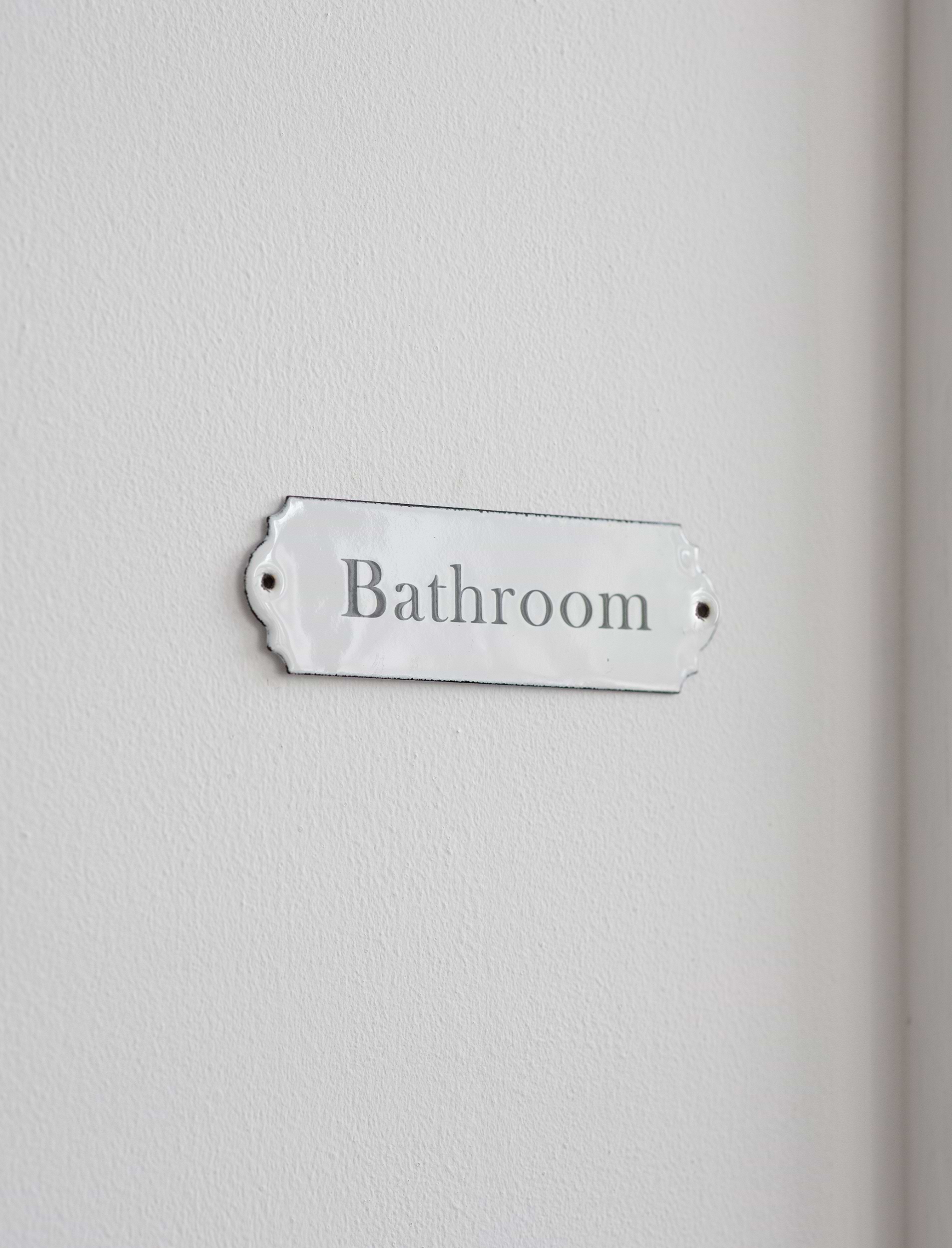 Enamel Sign Bathroom - White | Garden Trading